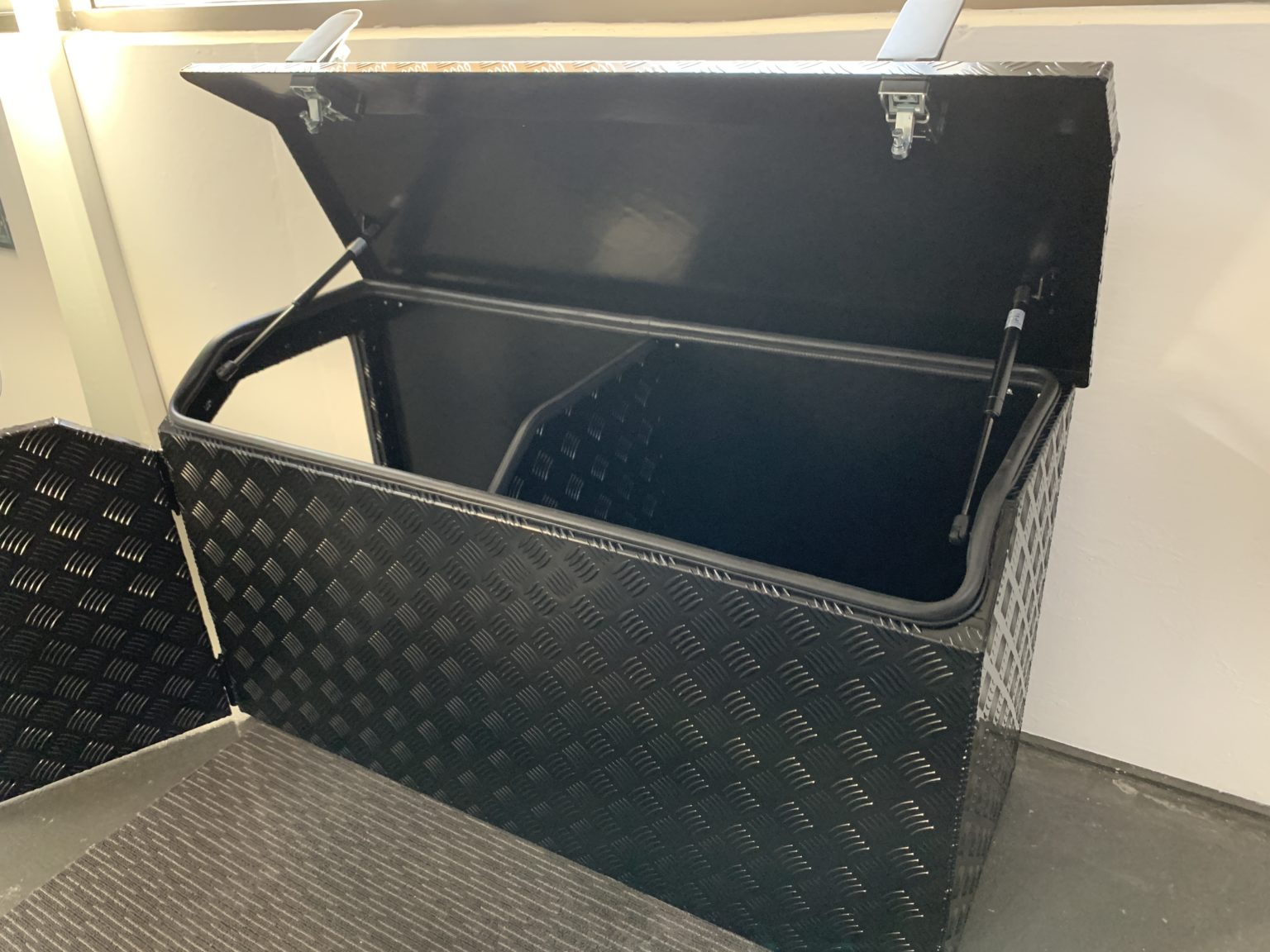 Aluminium Checker Plate Tool Box with Slide-Out - Autonovus Australia